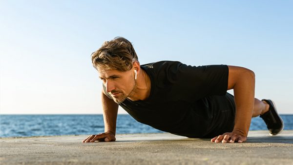 Fare i piegamenti sulle braccia allunga la vita del tuo cuore | OK Salute